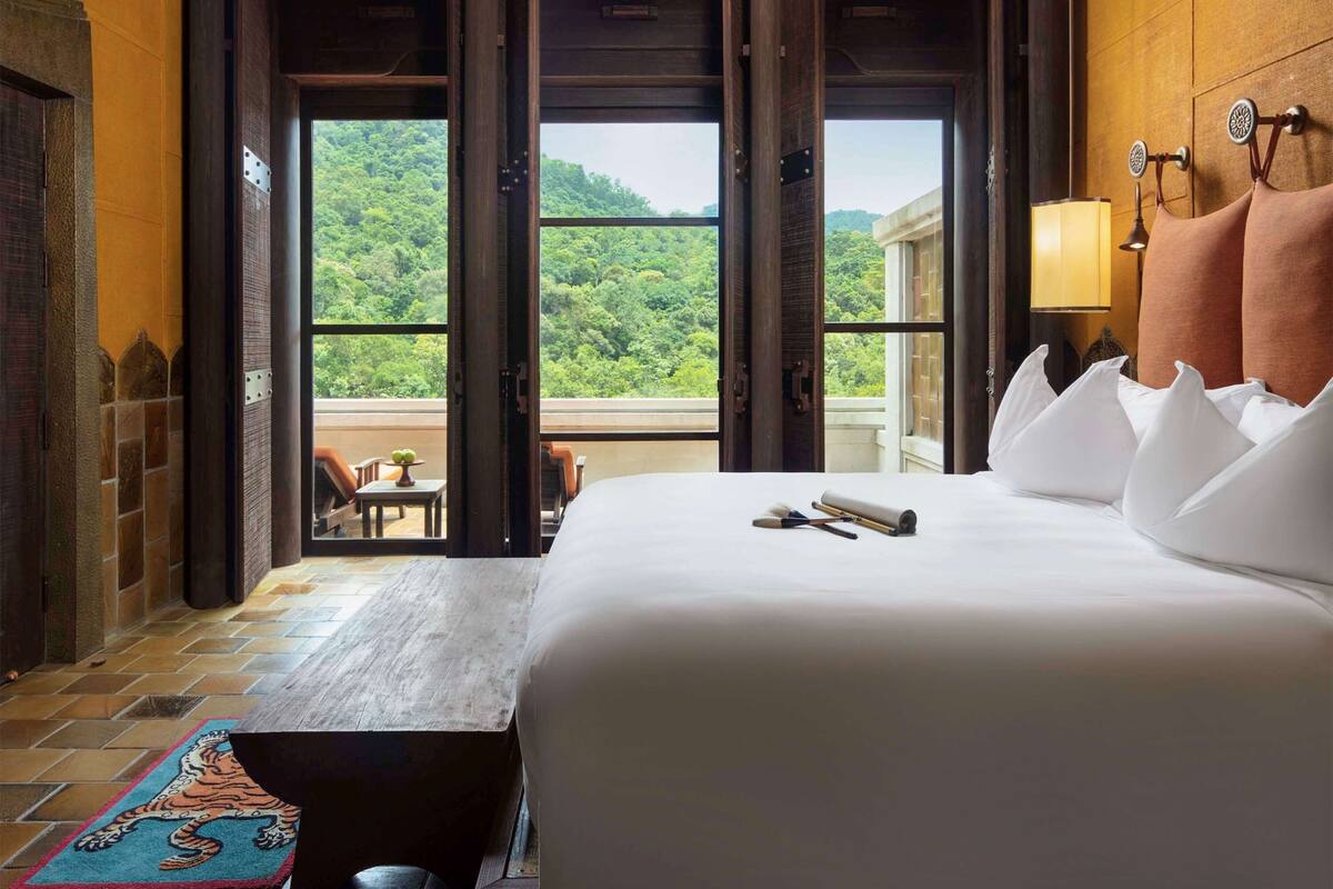 1. Deluxe King Mountain View – LUXPERIA